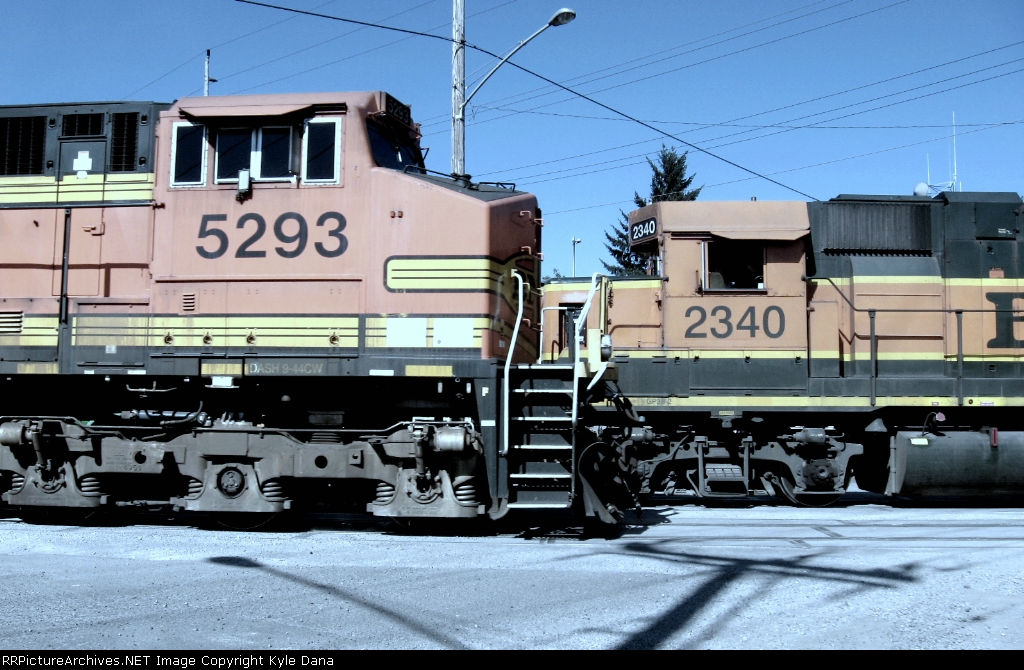 BNSF 5293 meets BNSF 2340